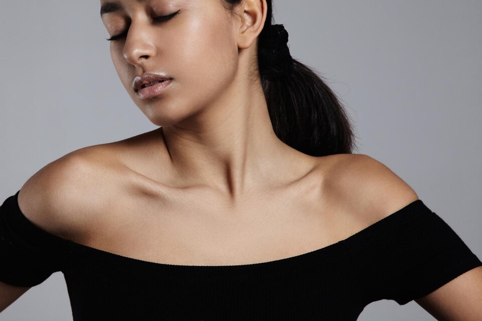 Do's dan Don'ts Fashion untuk Pemilik Bahu Lebar :: Fitie :: Artikel